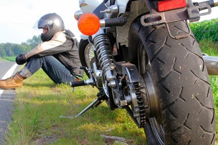 ¿Qué hacer si se pincha una rueda de tu moto? | Blog eColón